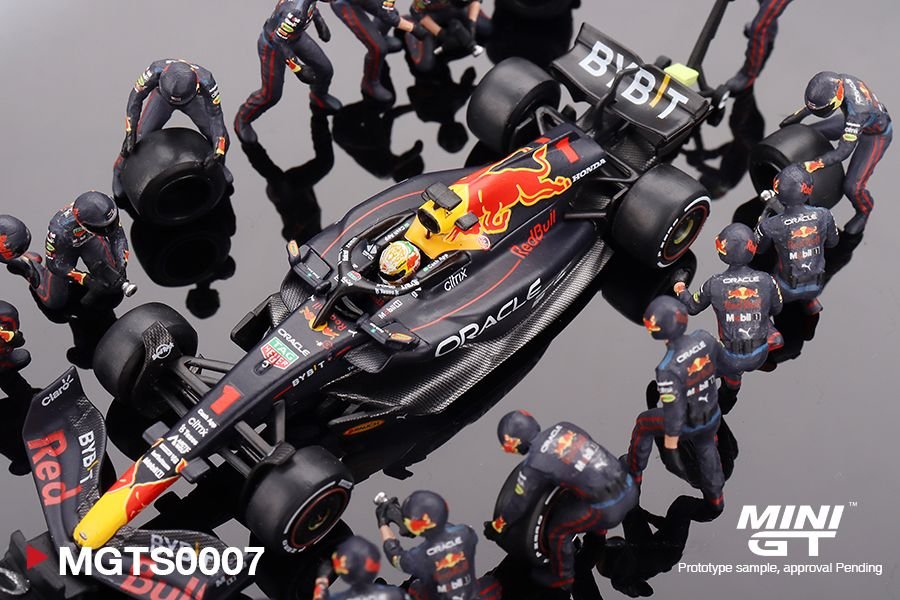 Mini GT - Red Bull Racing, M. Verstappen with pit crew